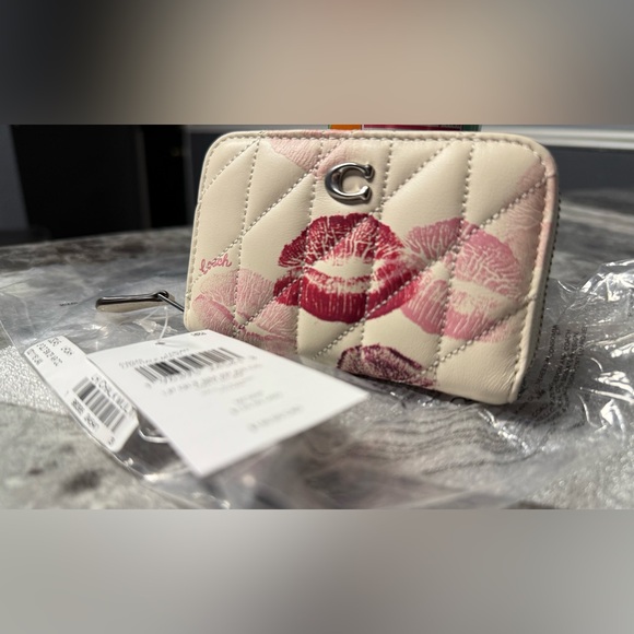 Coach | Bags | Coach Cs45 Lip Print Quilted Small Zip Around Card Case ...